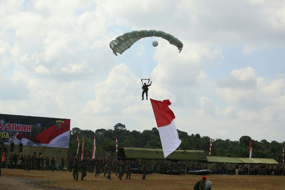 Peresmian Brigif 25/Siwah, Prajurit Kopassus Aksi Terjun Payung Free Fall