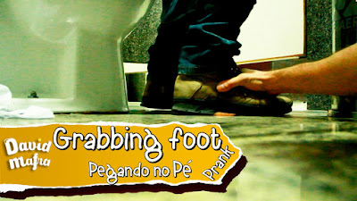 Pegando no Pé das Pessoas no Reservado do Banheiro - Pegadinha - Videos ...