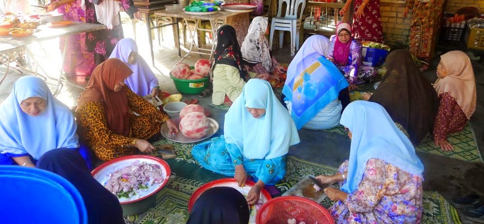 Baju Crew Rewang: Apa itu REWANG