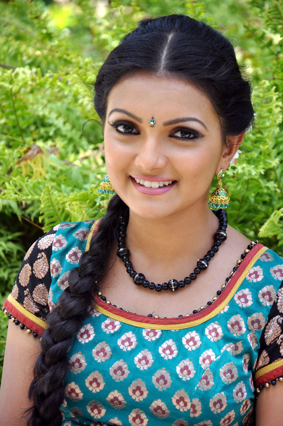 Saranya Mohan Cute Smile Photos |Beautiful Indian Actress Cute Photos ...
