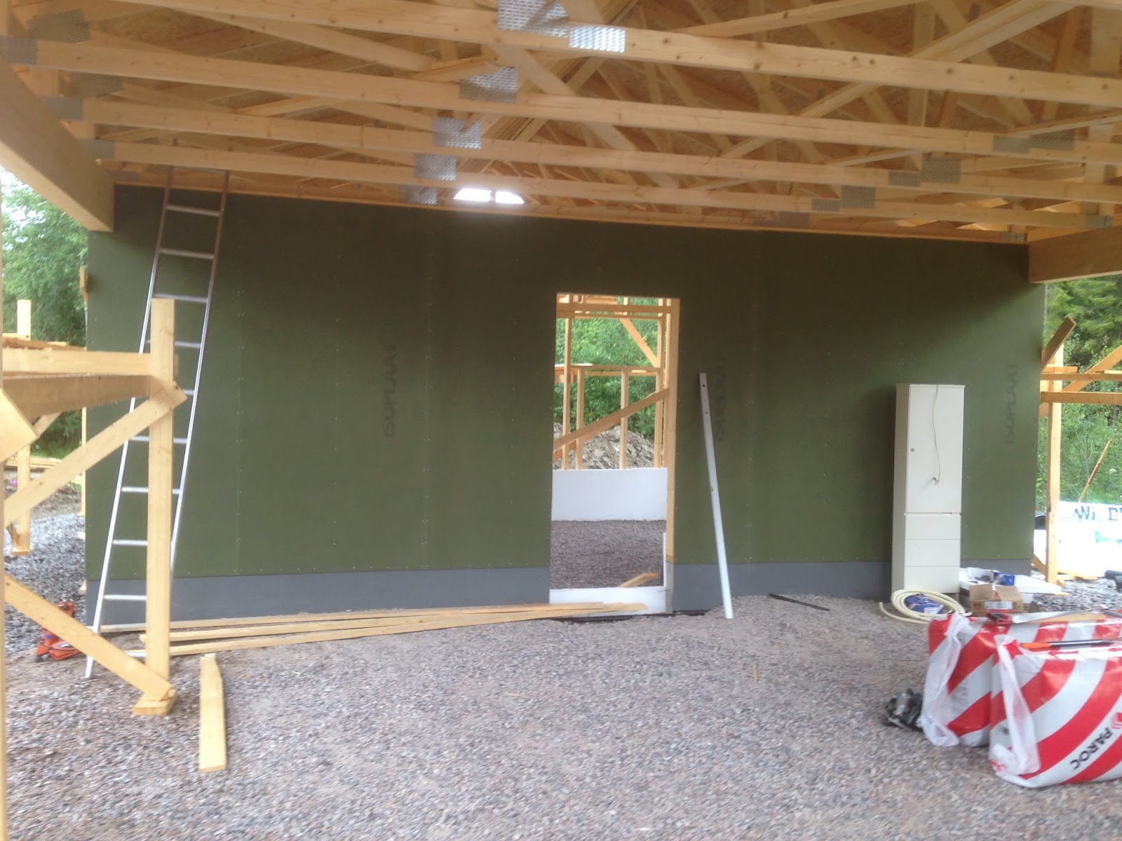 Autotallin runko ja julkisivu