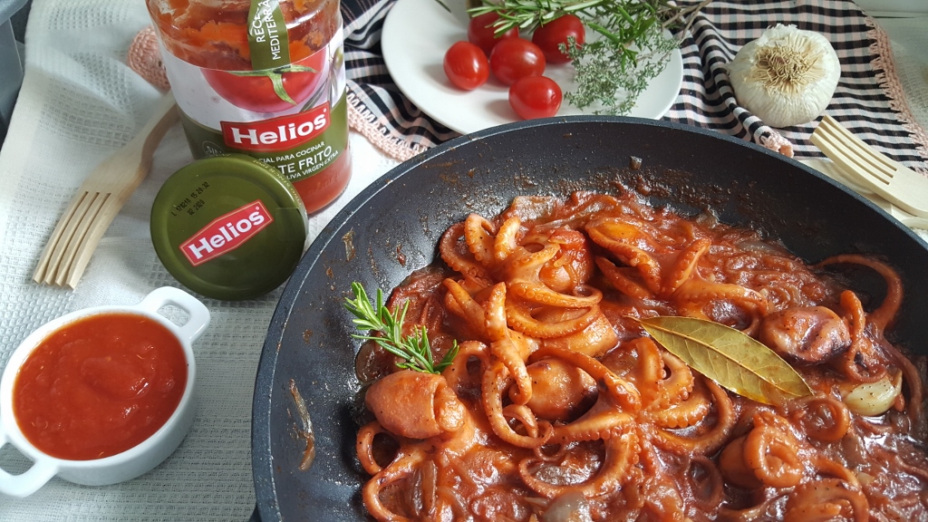 LA VIOLETA POBLENOU: PULPITOS CON CEBOLLA Y TOMATE FRITO