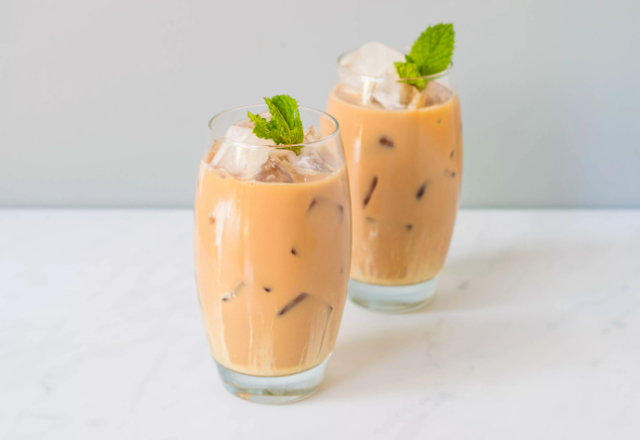 Fresh Thai Tea and how to make it - Delicious food
