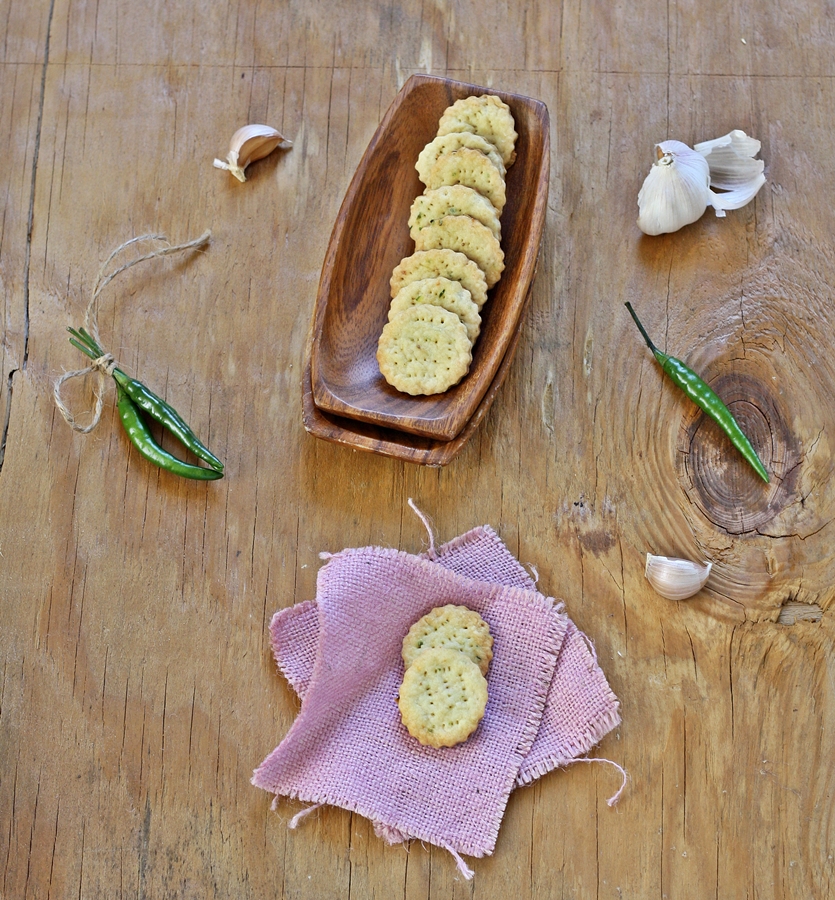 Versatile Vegetarian Kitchen: Chilli Garlic Crackers