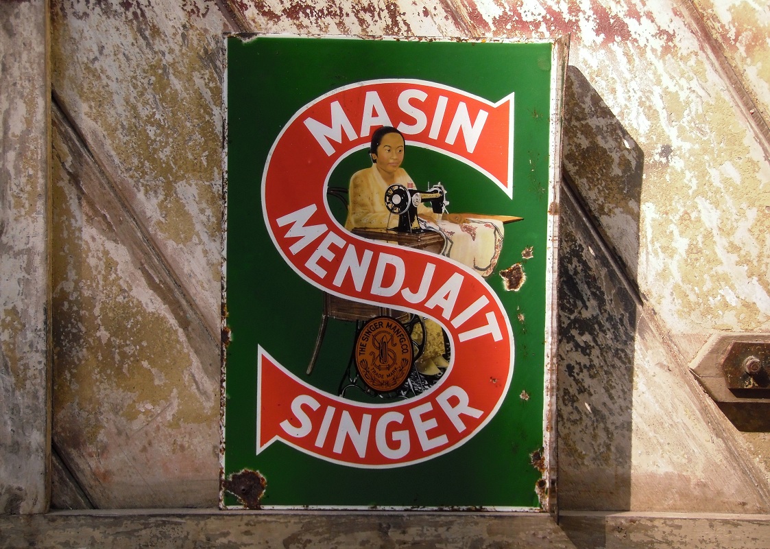 PATINA ANTIK: SINGER PORCELAIN ENAMEL SIGN