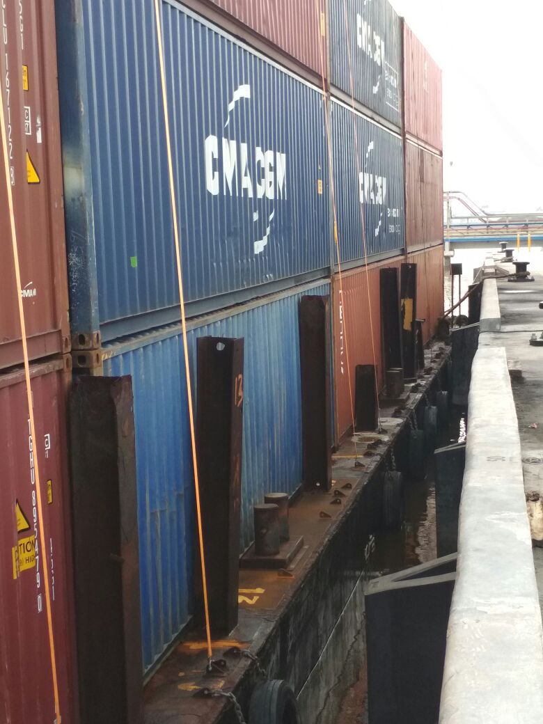 Tongkang Malaysia Membawa Kontainer 4 Tier dari Dumai