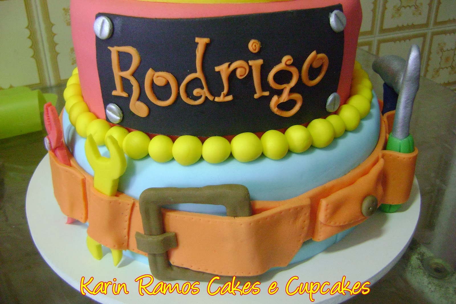 Karin Ramos Cakes e Cupcakes: Bolo Bob, o Construtor...