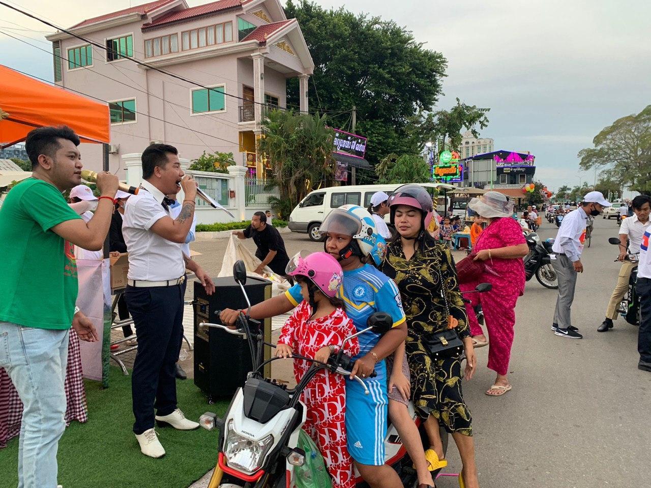 ផលិតផលរបស់សិប្បកម្មរ៉ារី បានពង្រីកខ្លួនដល់ពីរខេត្តកំពង់ស្ពឺ និងកំពង់ចាម ...