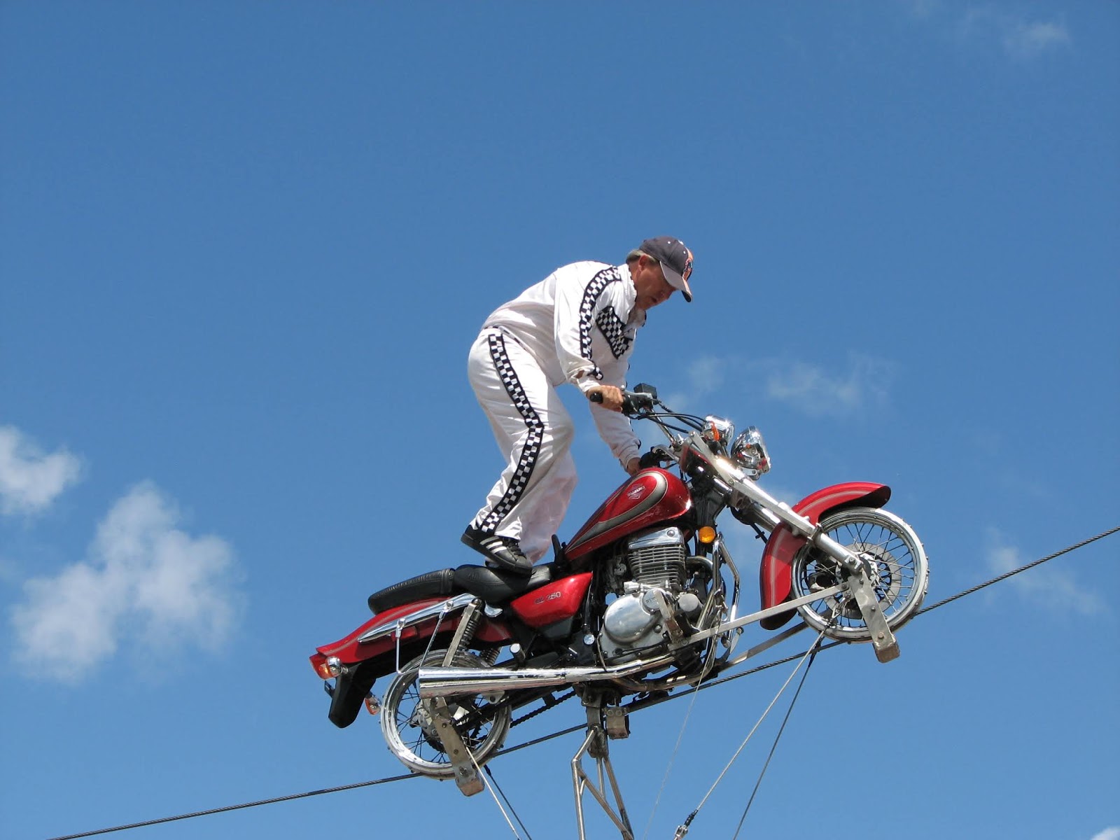Bonao Internacional: FERIA DE LA JUVENTUD : EQUILIBRISMO MOTORIZADO