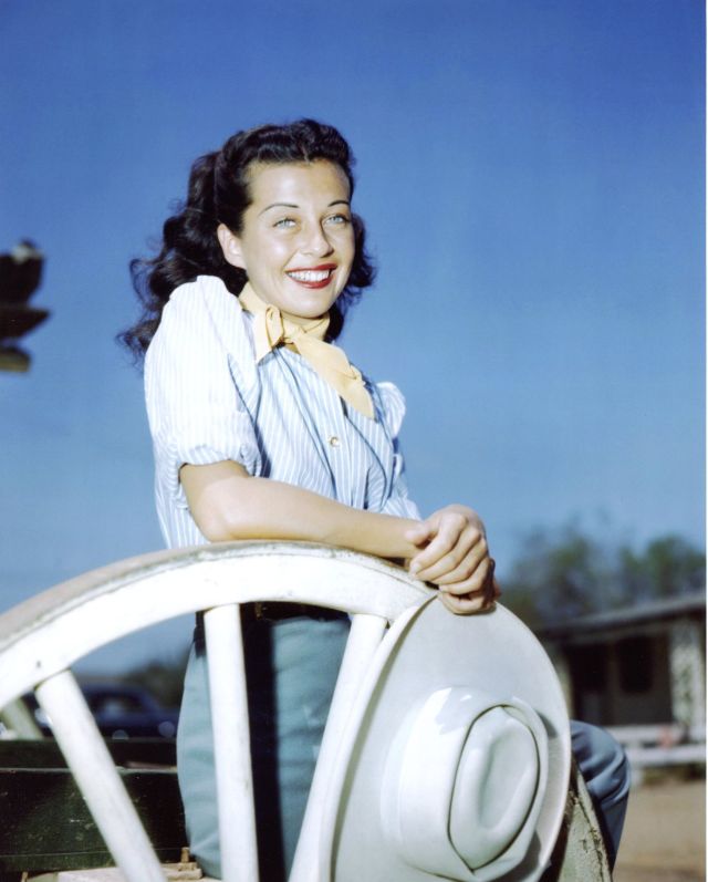 40 Glamorous Photos of Gail Russell in the 1940s and ’50s ~ Vintage ...