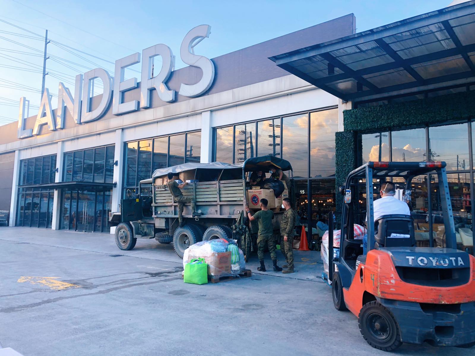 Landers caps off a year of outreach and giving | Snapped and Scribbled