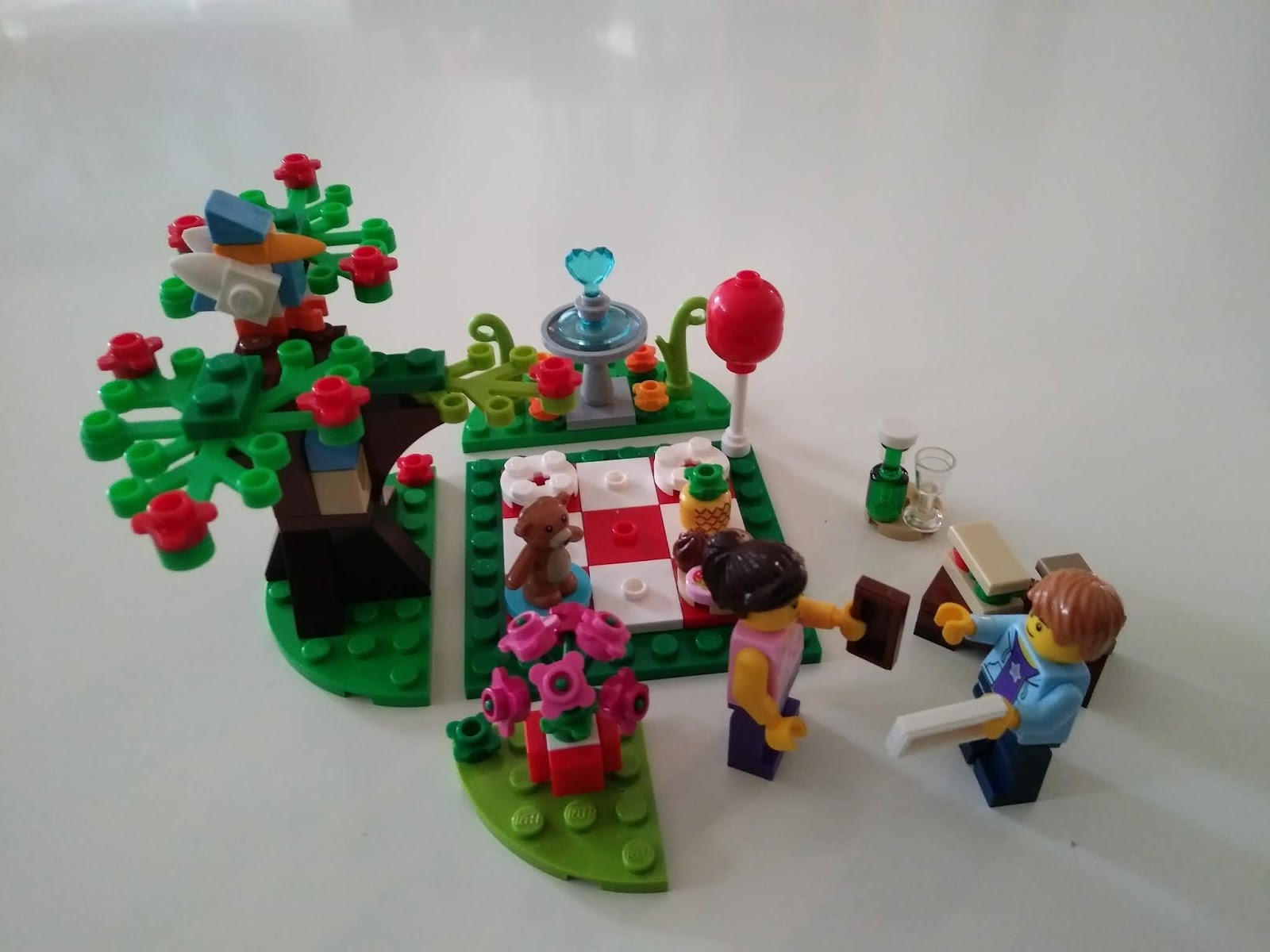 LEGO®SEASONAL Romantisches Valentins- Picknick 40236