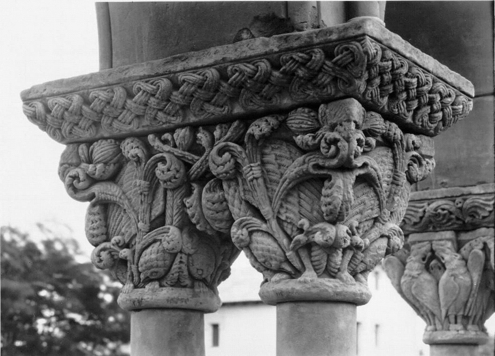 Capiteles romanicos Palamos: Capitel grifos asirios