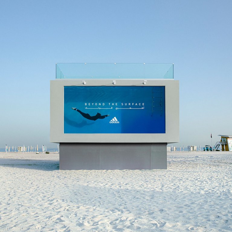 Το πρώτο swimmable billboard