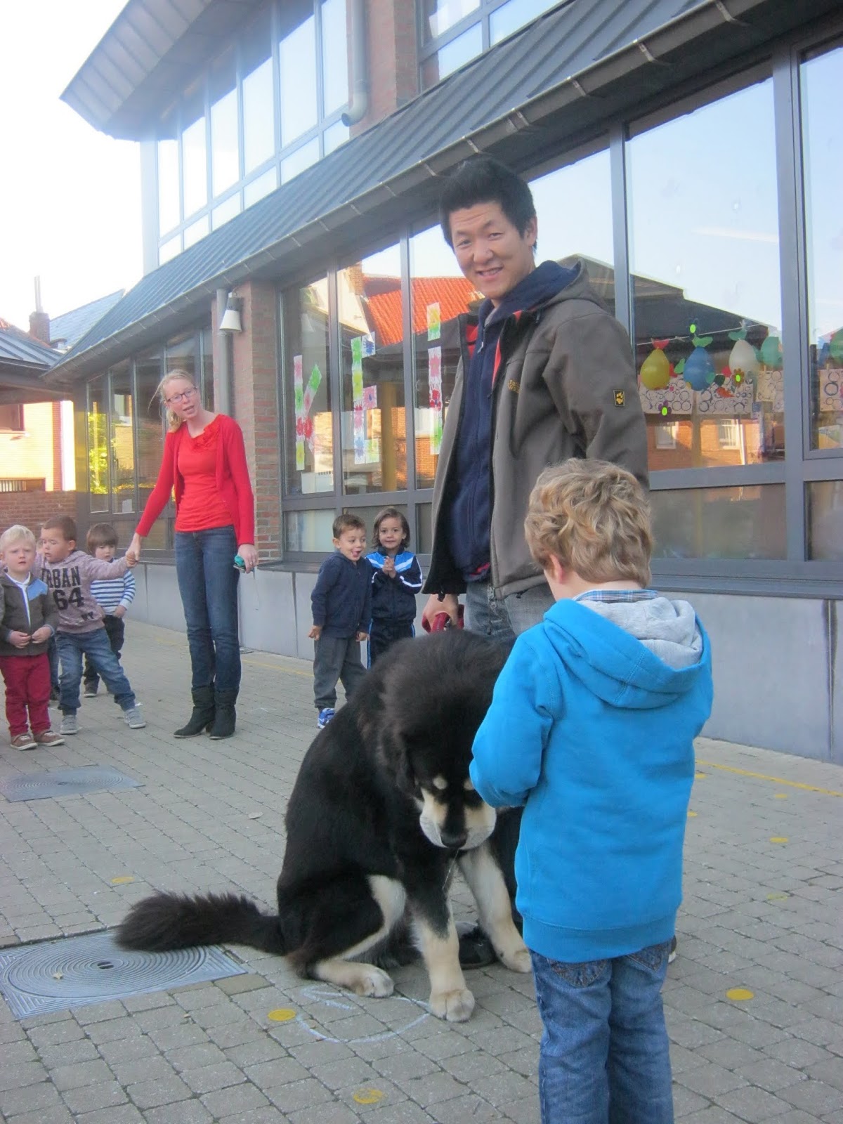Welkom in de visjesklas: Bas ,de hond op bezoek.