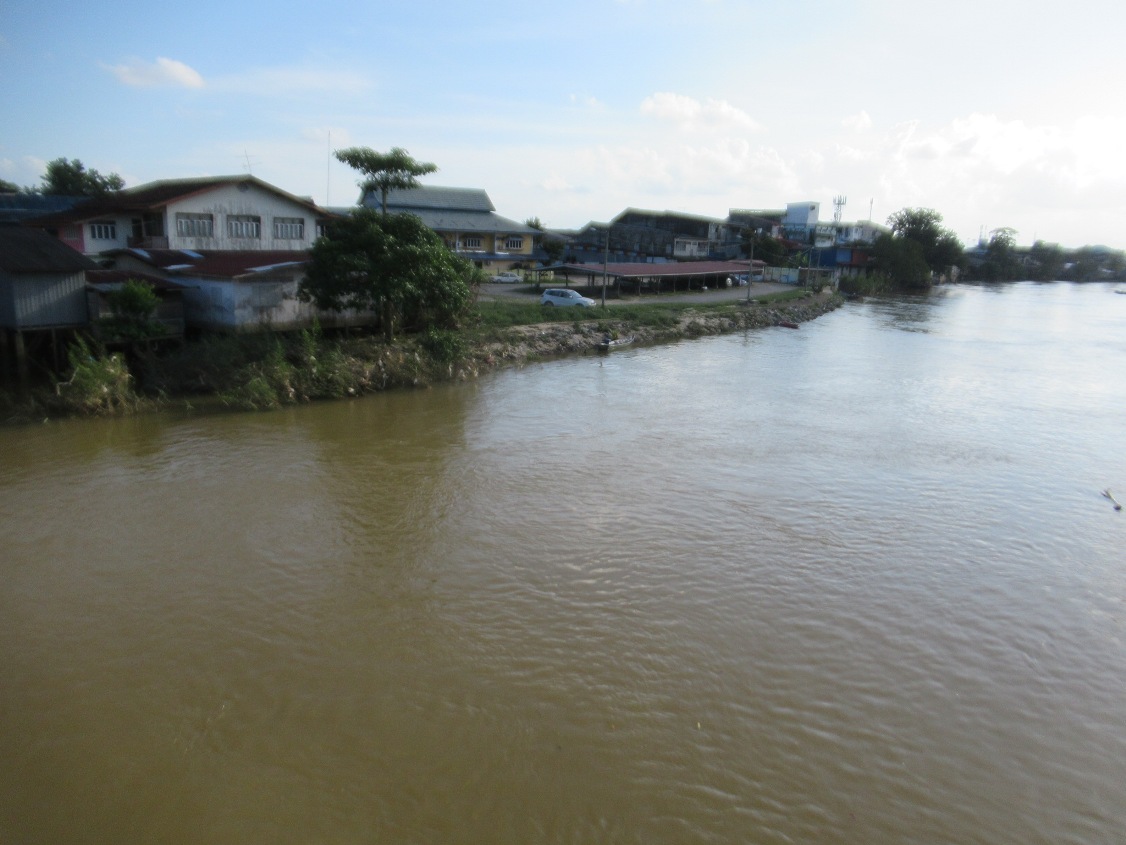 BERPETUALANG KE ACEH: Walking across Sungai Kolok