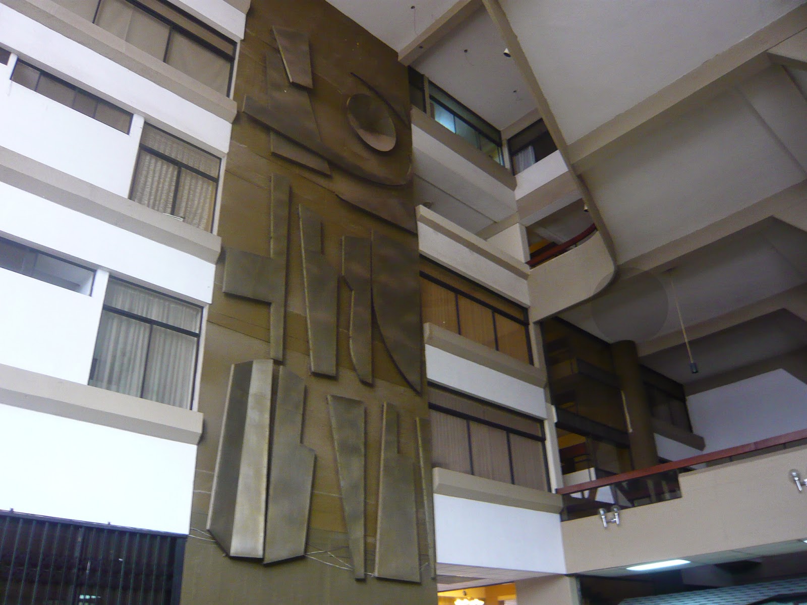 ARQUITECTURA MODERNA EN ECUADOR: EDIFICIO ATRIUM