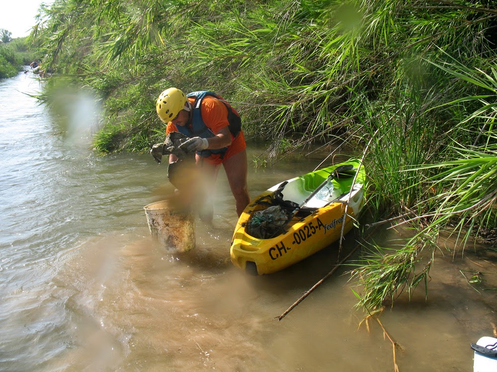 manises naturaleza: Recogida de basuras flotantes en el Río Turia