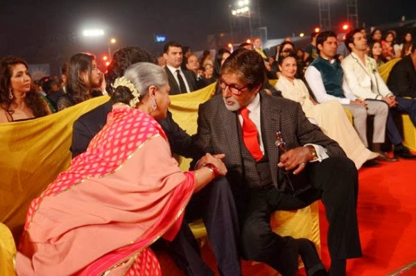 Amitabh Smooches Jaya Bachchan Publicly! Bollywood Latest updates ...