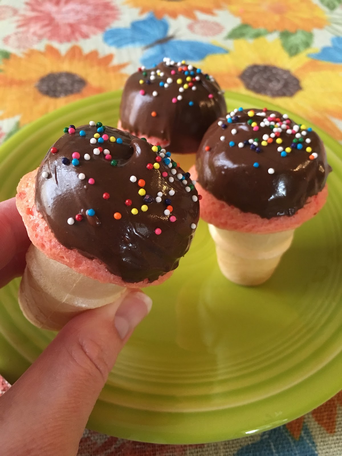 Making Mama's Kitchen: Chocolate Covered Strawberry Cone Cakes