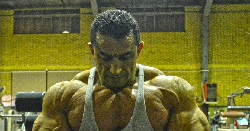 world bodybuilders pictures: mehdi ayari express his shoulder