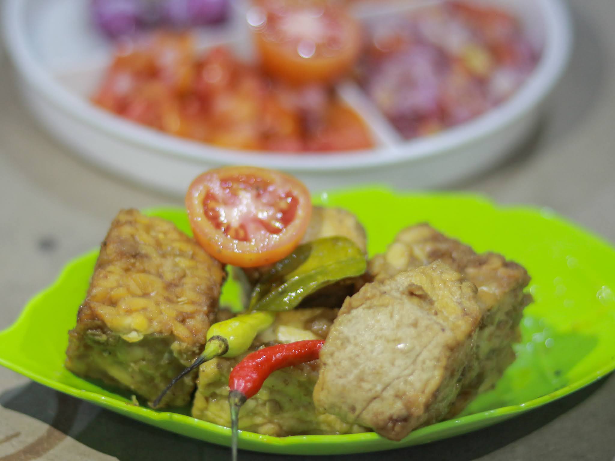 Spesial makanan sate sundukan, nasi kucing (sego kucing) dan minuman ...