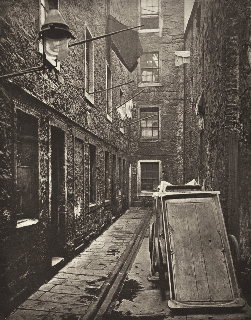 44 Incredible Vintage Photographs of the Old Closes and Streets of ...