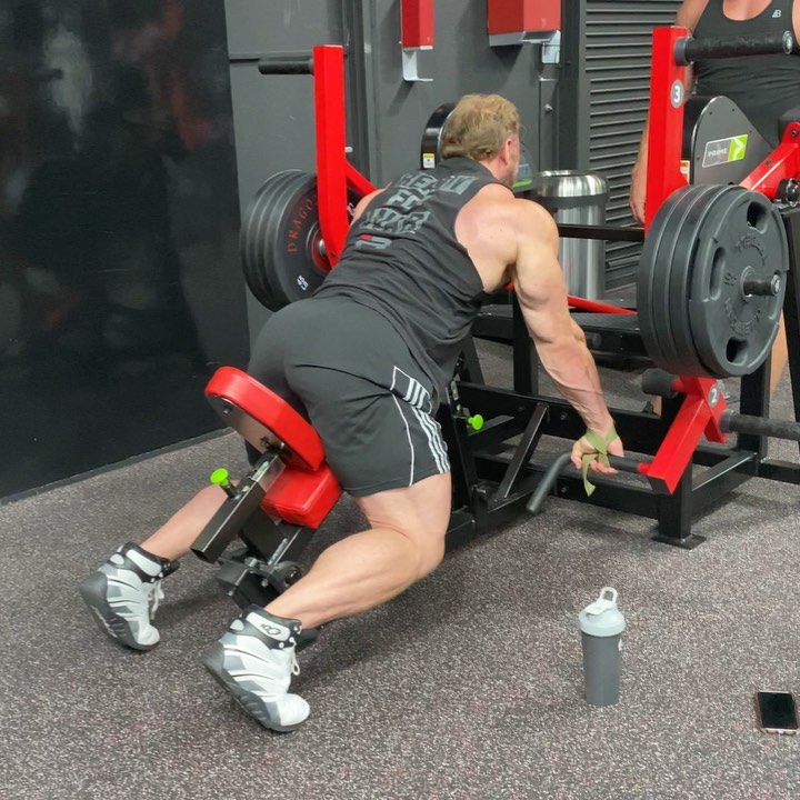 BODYBUILDER WITH CLASSIC AESTHETIC – SETH SHAW – Monday XYZ