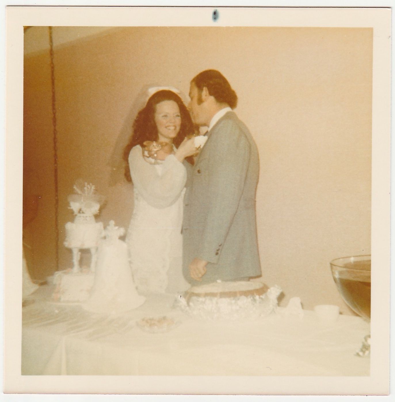 70 Interesting Vintage Polaroid Snaps of Weddings in the 1970s ...