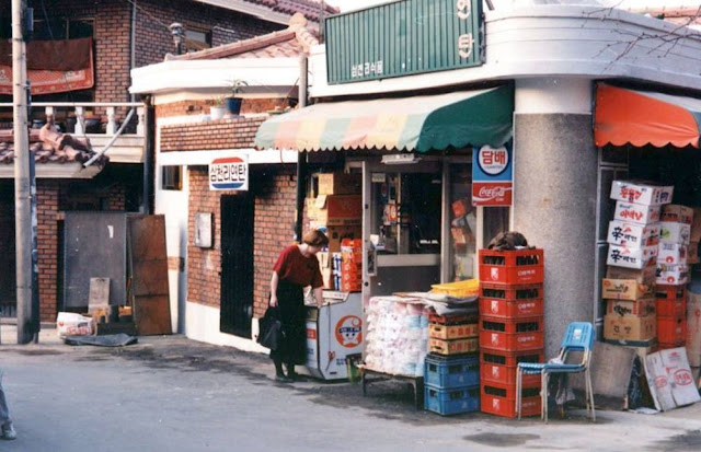 50 Candid Photographs That Capture Street Scenes of South Korea From ...