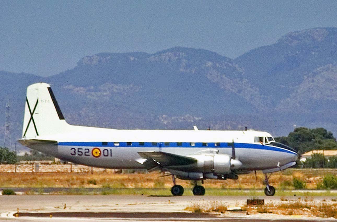 FDRA - Fuerza Aérea: Avión de pasajeros: CASA C-207 Azor
