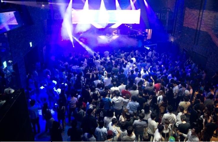 Crazy Clubbing: Club 'Ellui'