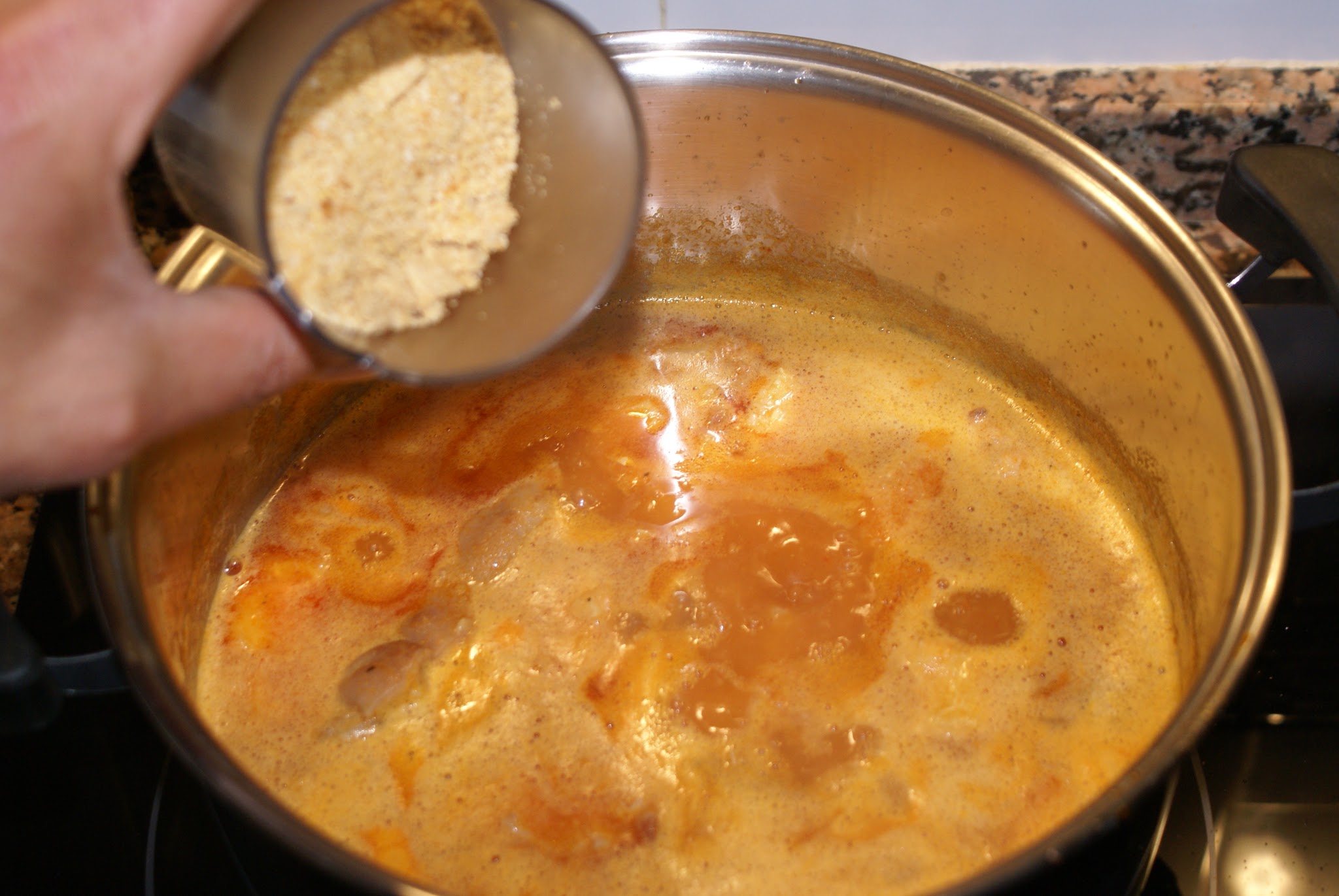 Callos y pies de cerdo en salsa