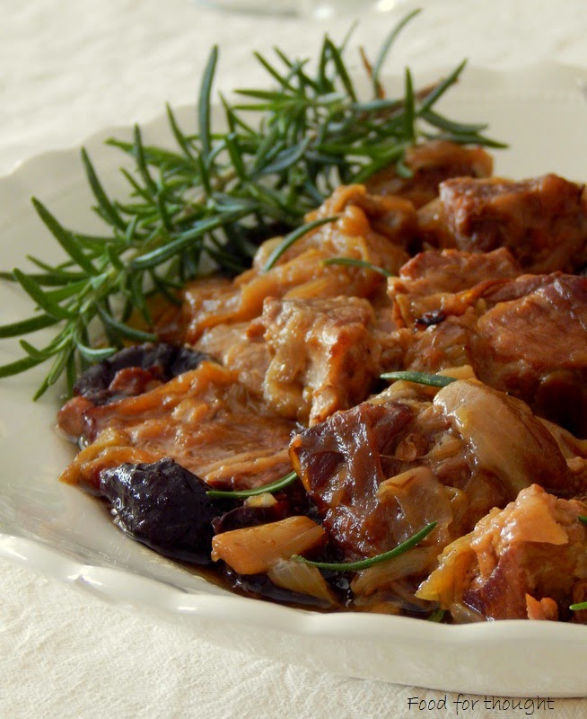 Food for thought: Χοιρινή τηγανιά με πράσα και δαμάσκηνα