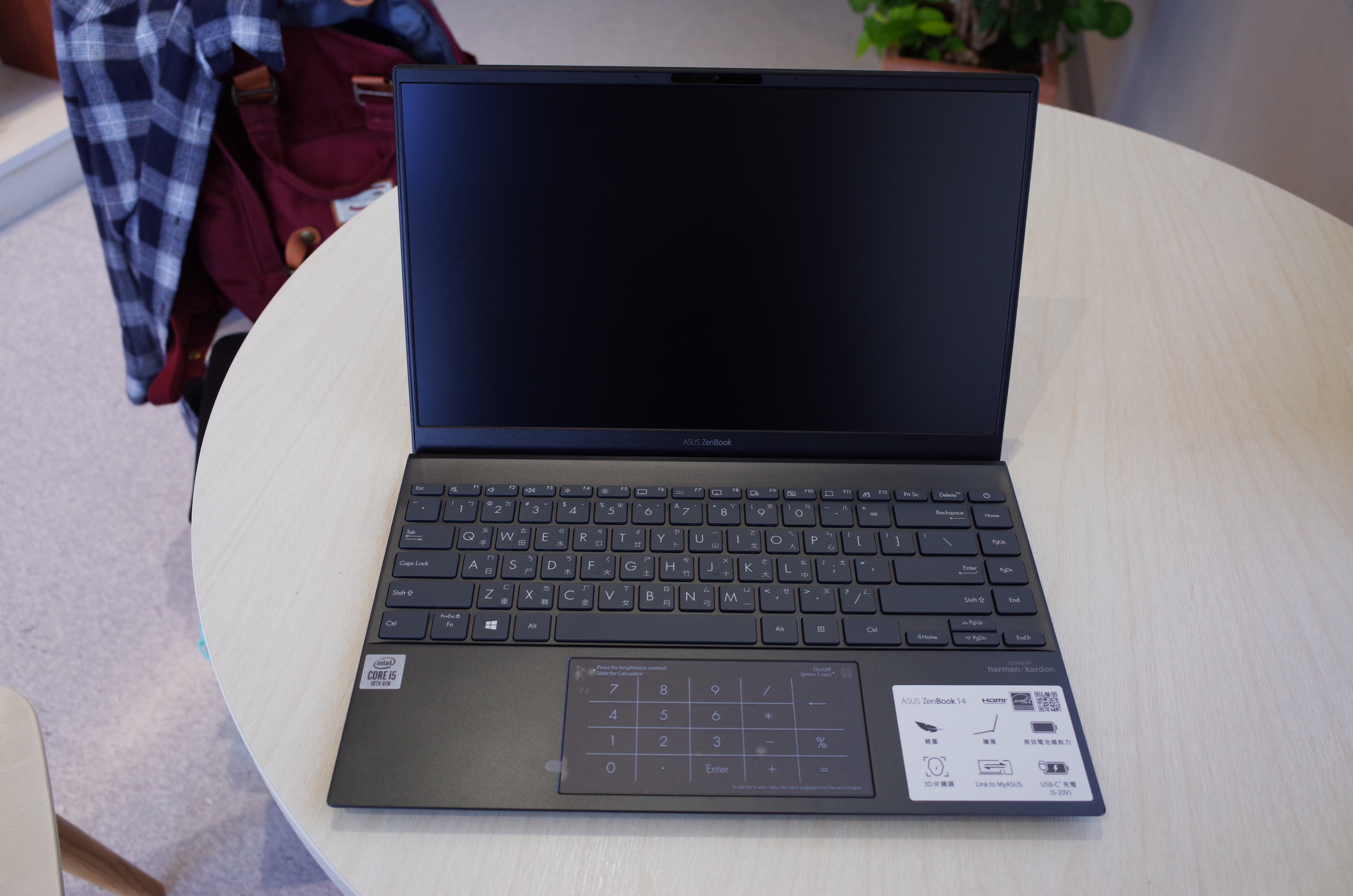 亂麻纏快刀: [沒事愛開箱] ASUS ZenBook 14 UX425JA 超輕薄筆電心得 (UX425)