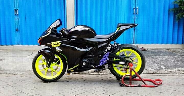 Modifikasi Simpel GSX R150 Warna Hitam, Velg Hijau Stabilo - Satupiston ...