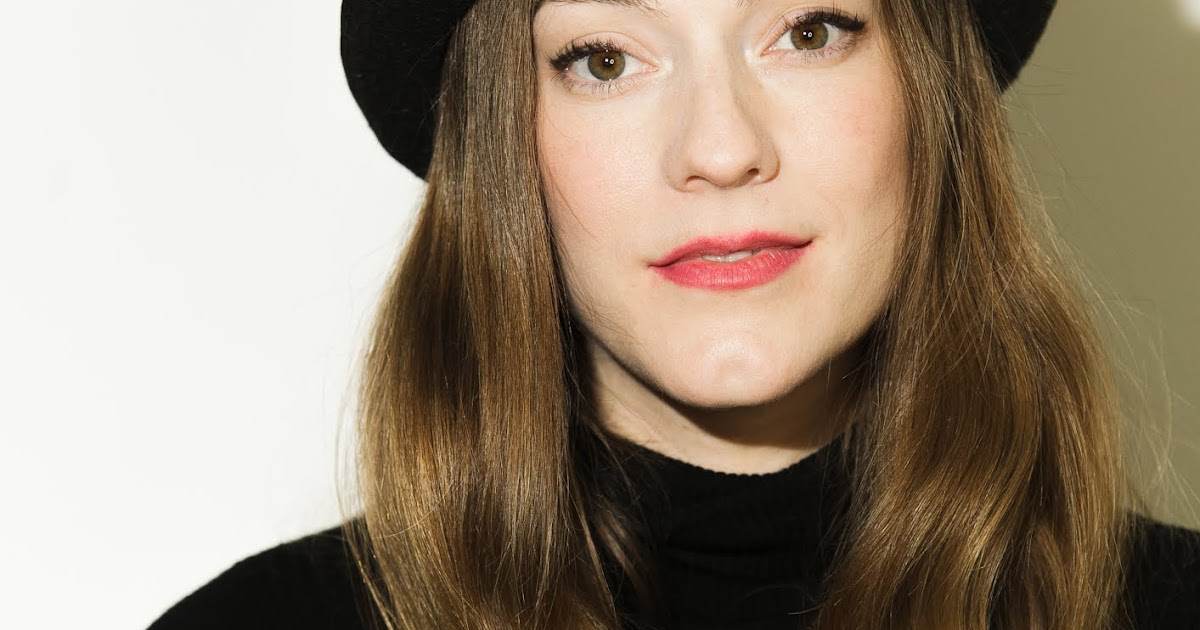 Professional British or American female voice over by Victoria Hogan