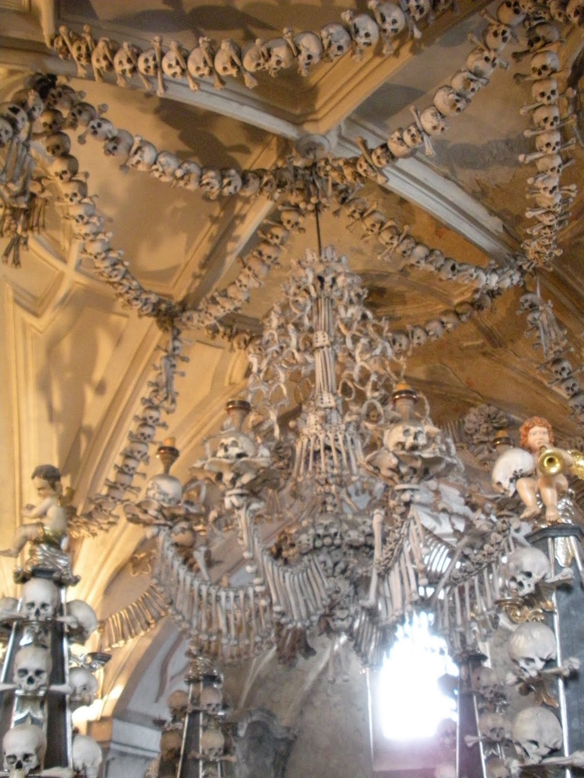 Luurankoja kaapissa: Skeleton churches