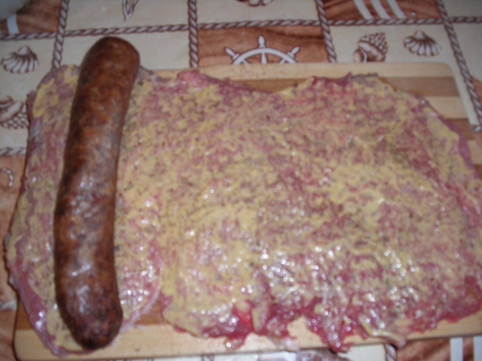 Retete simple,sanatoase si gustoase: Rulada de porc cu carnat afumat
