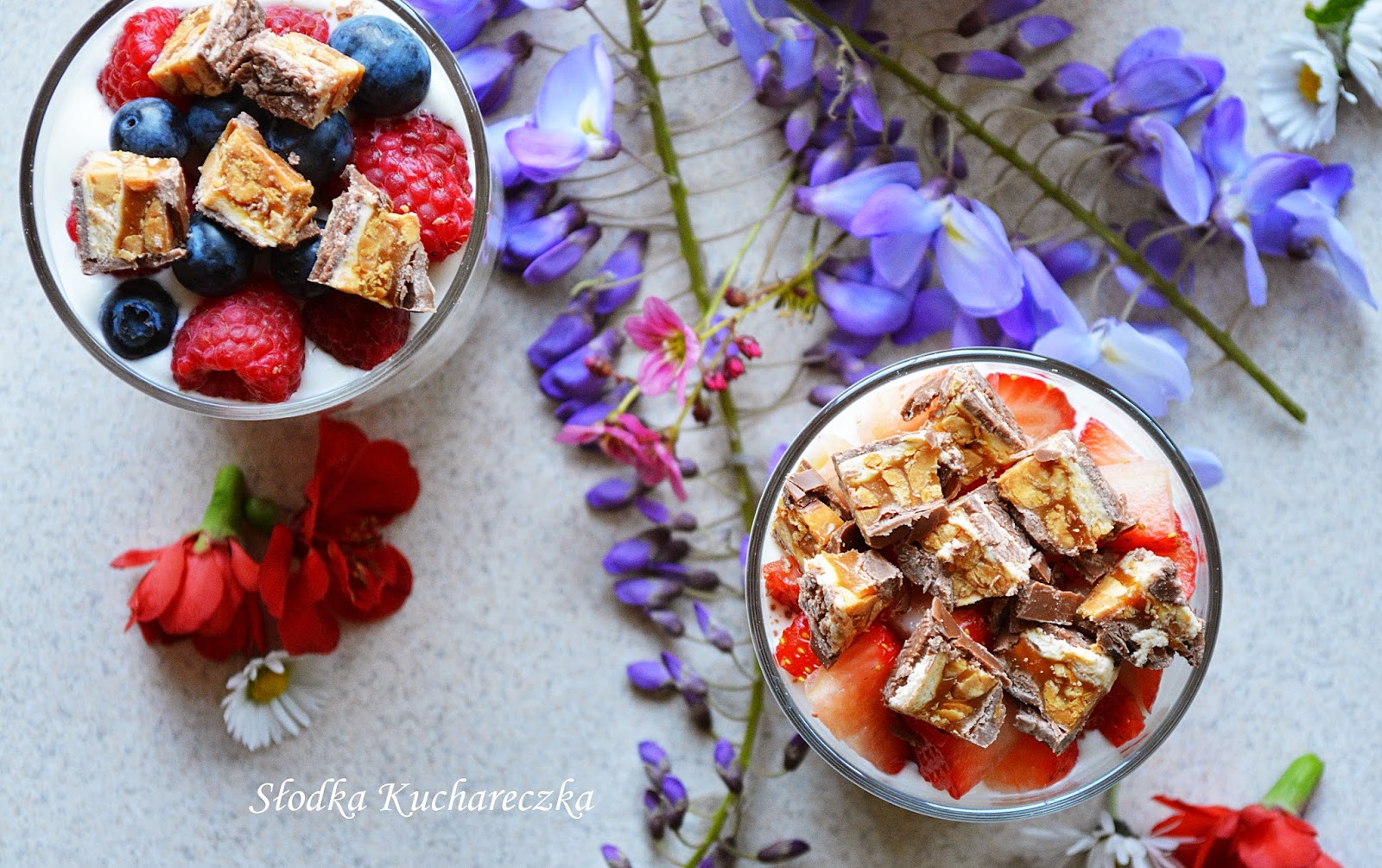 Słodka Kuchareczka: Mini deserki z owocami i snickersem