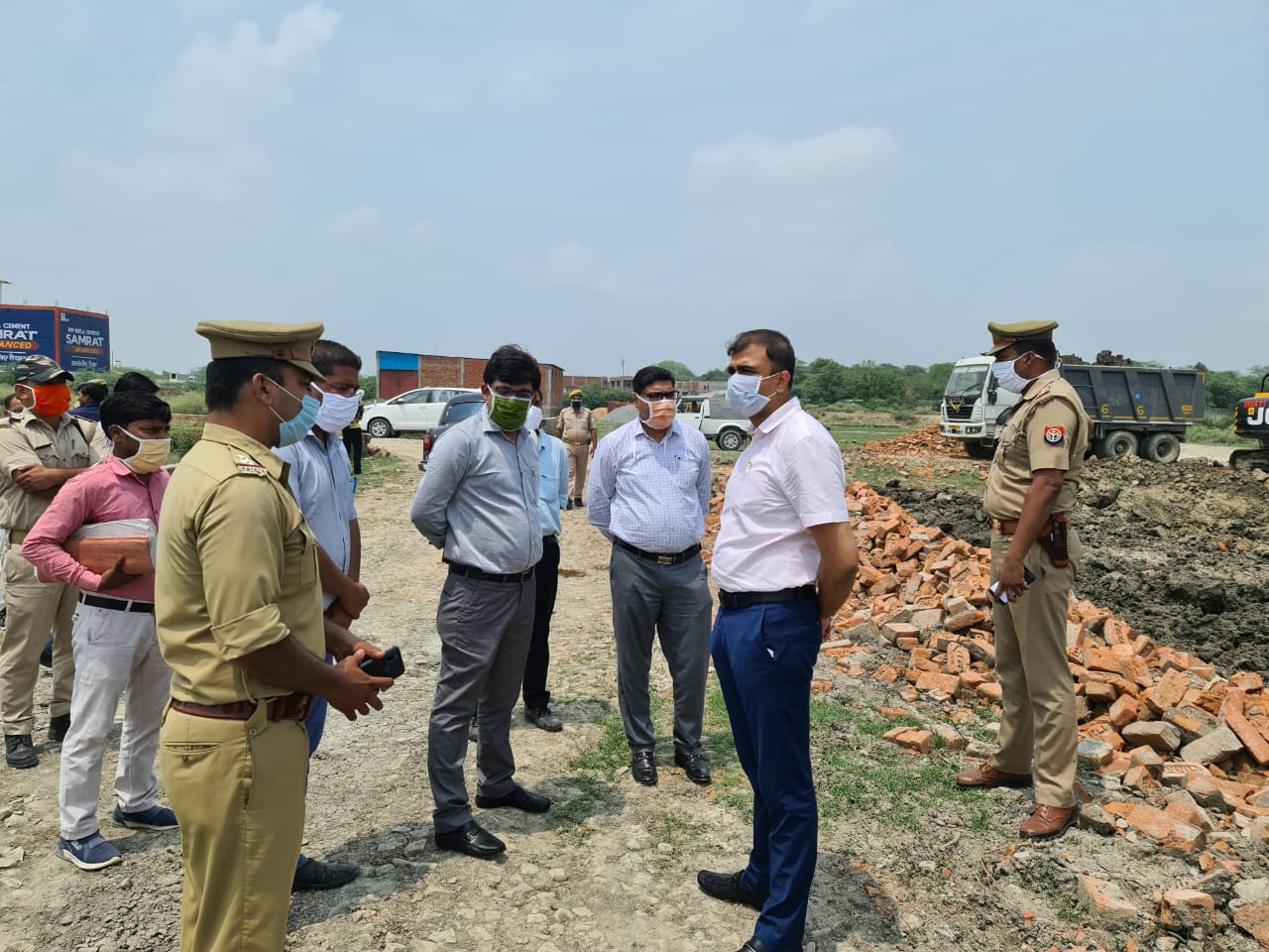 भू-माफियाओं पर DM Lucknow सख़्त - The Lucknow Express