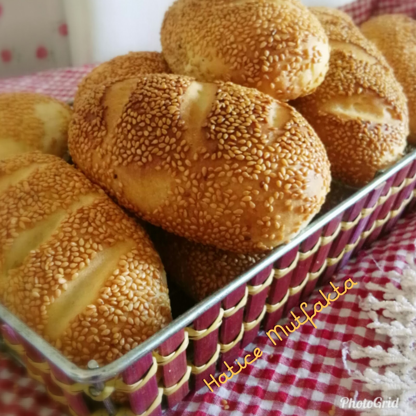 Hatice Mutfakta: Susamlı Kaşarlı Simit Poğaça