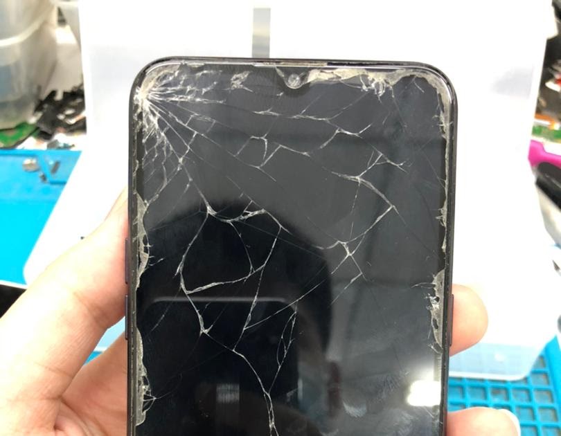 Retak Mataku Melihat Handphone Sendiri Retak Seribu