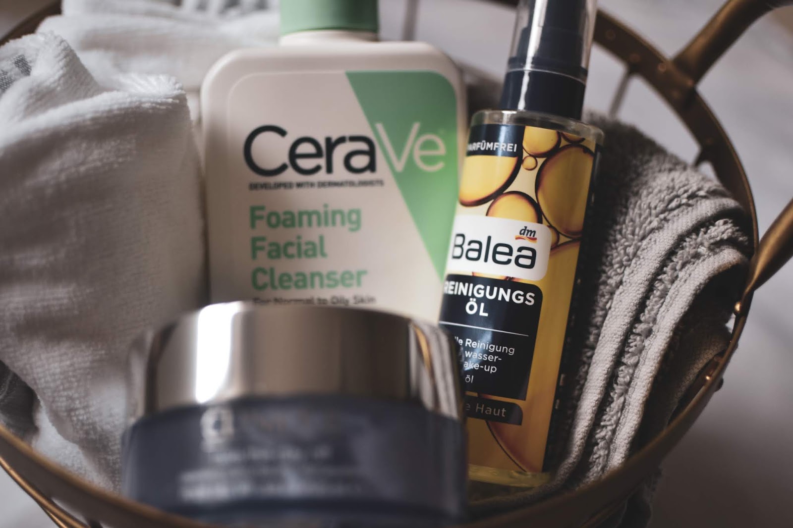 What is Double Cleansing and How to Use it in Your Skincare Routine ...