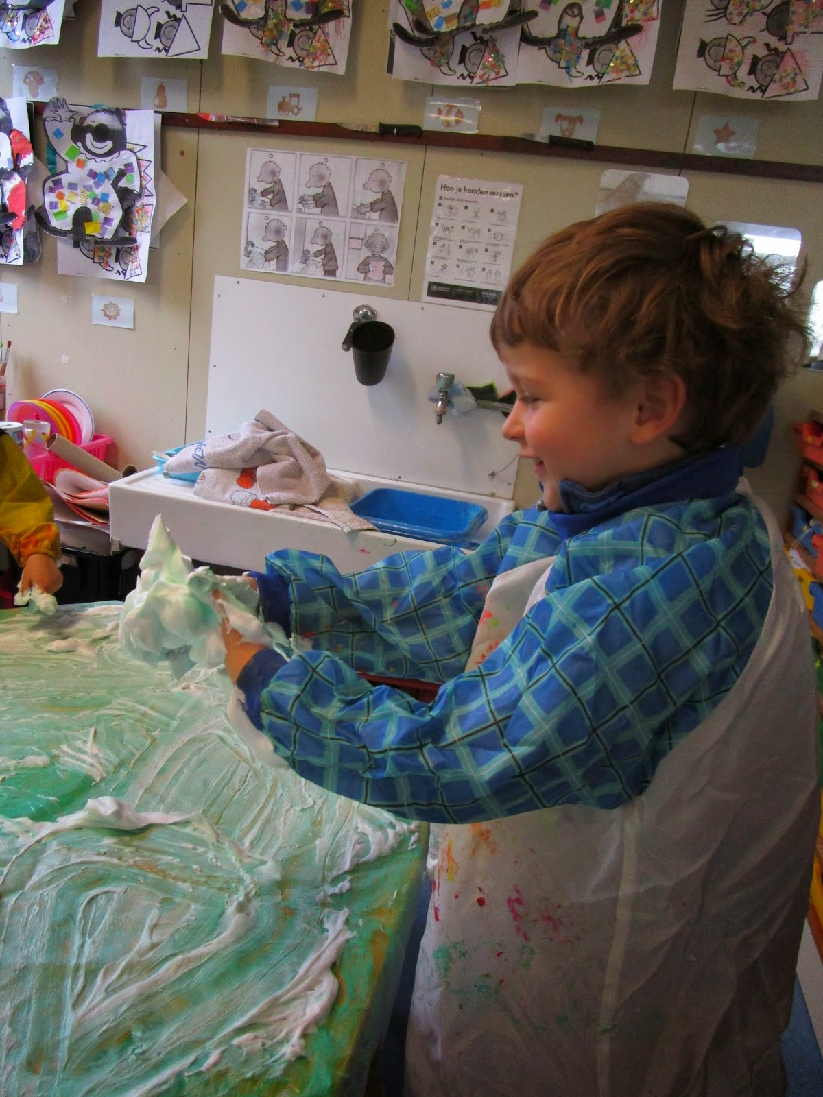 vriendjes van Jules: schilderen met de handjes met verf en scheerschuim ...