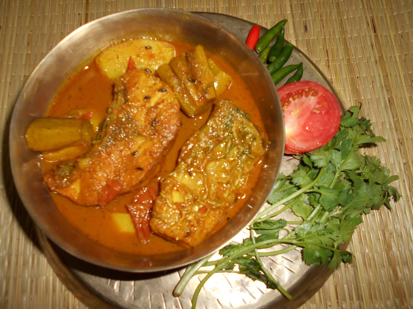 Paramita's Kitchen: Bengali Style Aloo Potol Diye Macher Jhol / Bengali ...