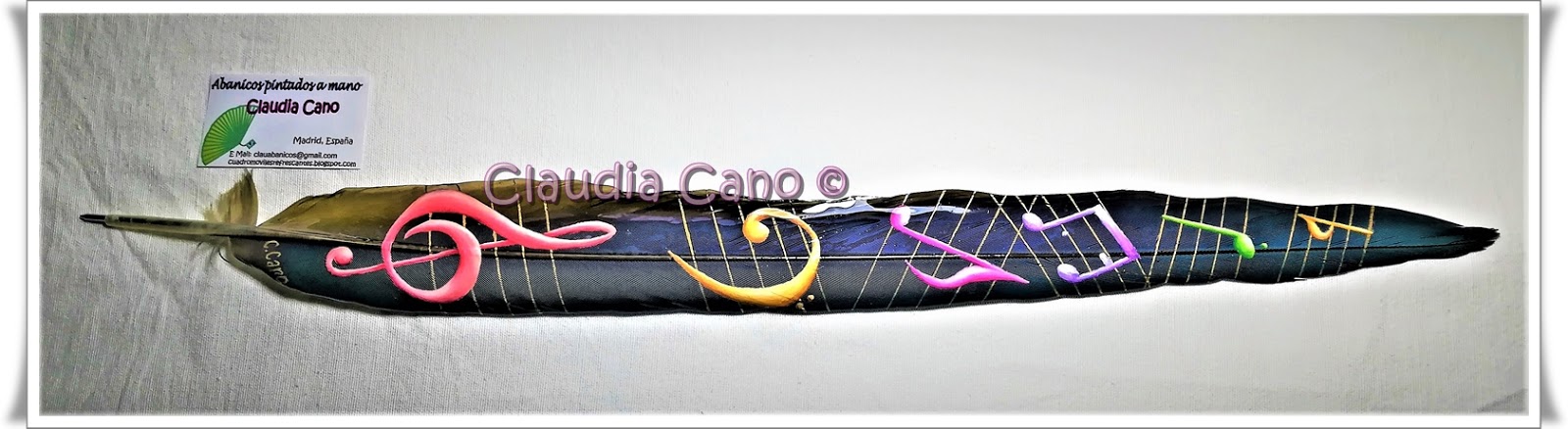 Plumas y hojas pintadas a mano por Claudia Cano