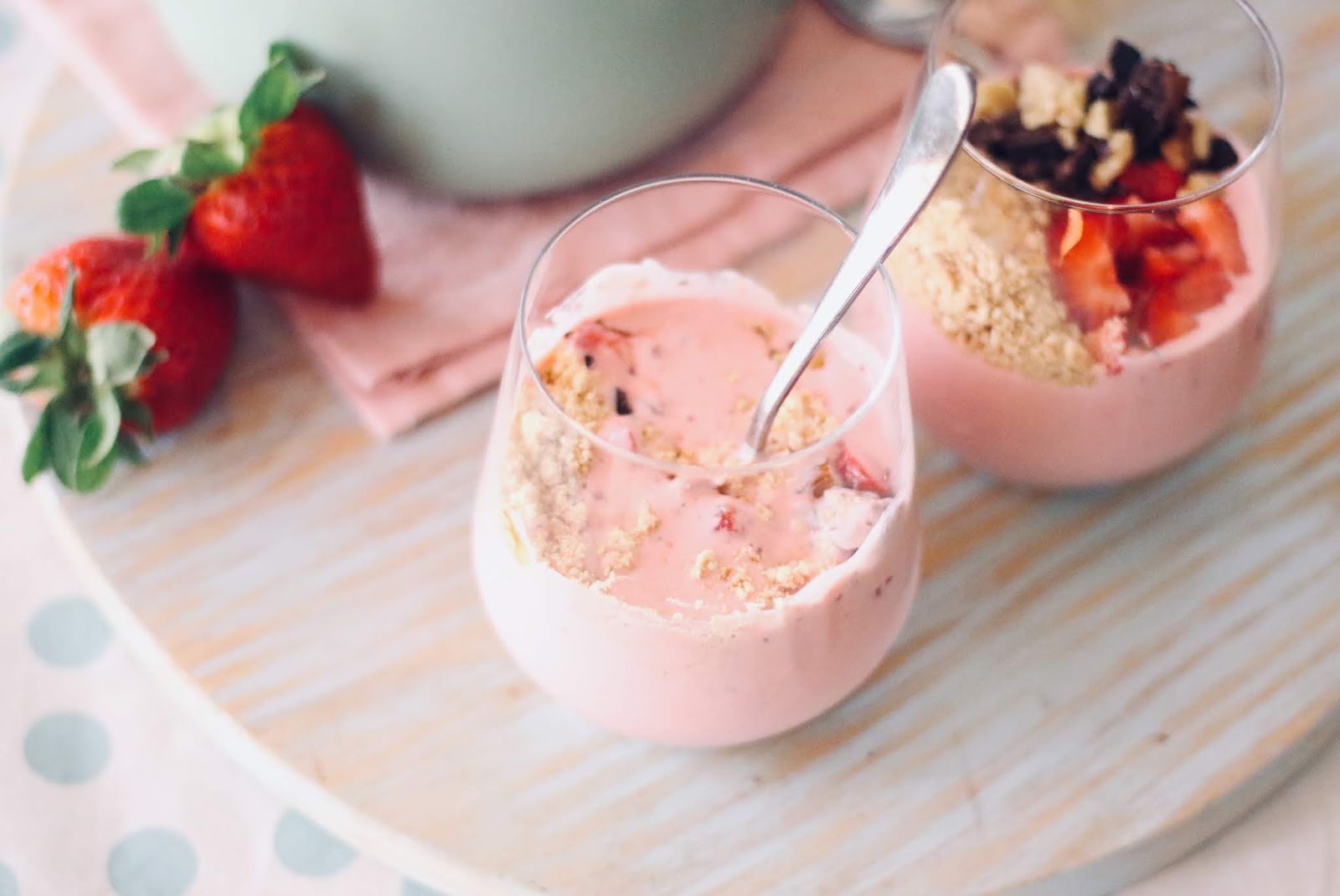 Mousse de morango saudável com toppings claro! | flor do brownie