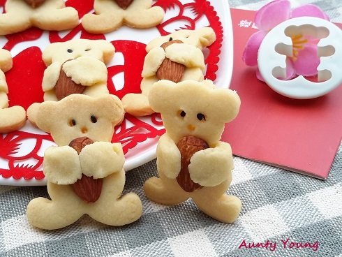 Aunty Young（安迪漾）: 2018年饼~小熊抱抱杏仁曲奇(Almond-hugging Bear Cookies)