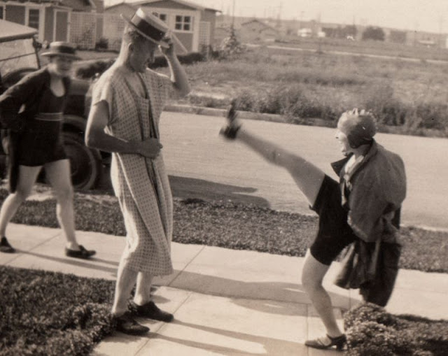 45 Hilarious Found Snaps Capture Unexpectable Moments of People in the ...